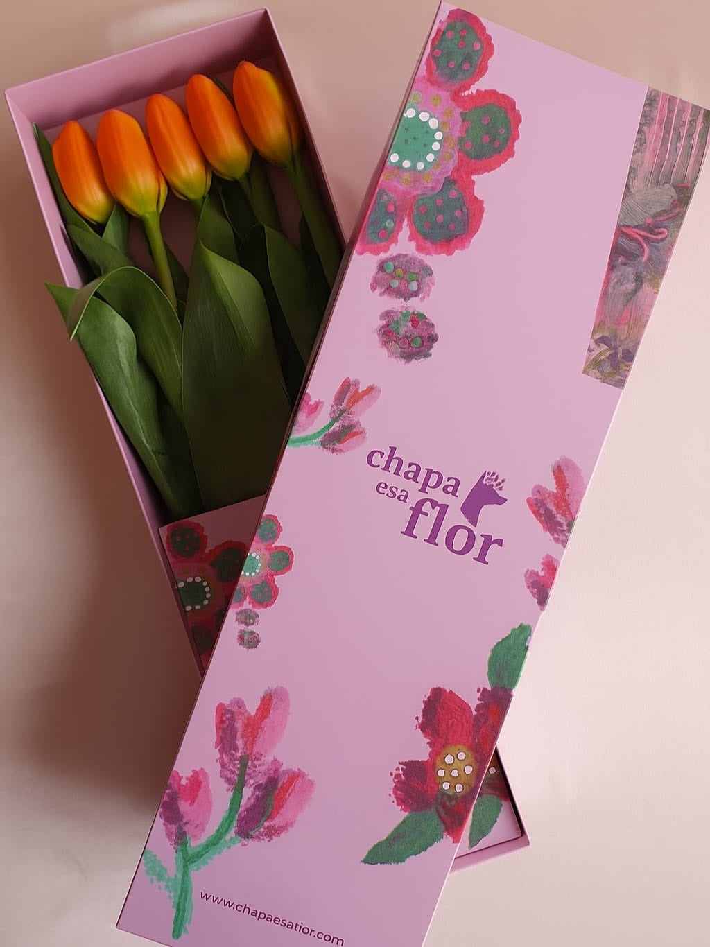 Box Premium con 5 tulipanes naranjas – Chapa esa Flor