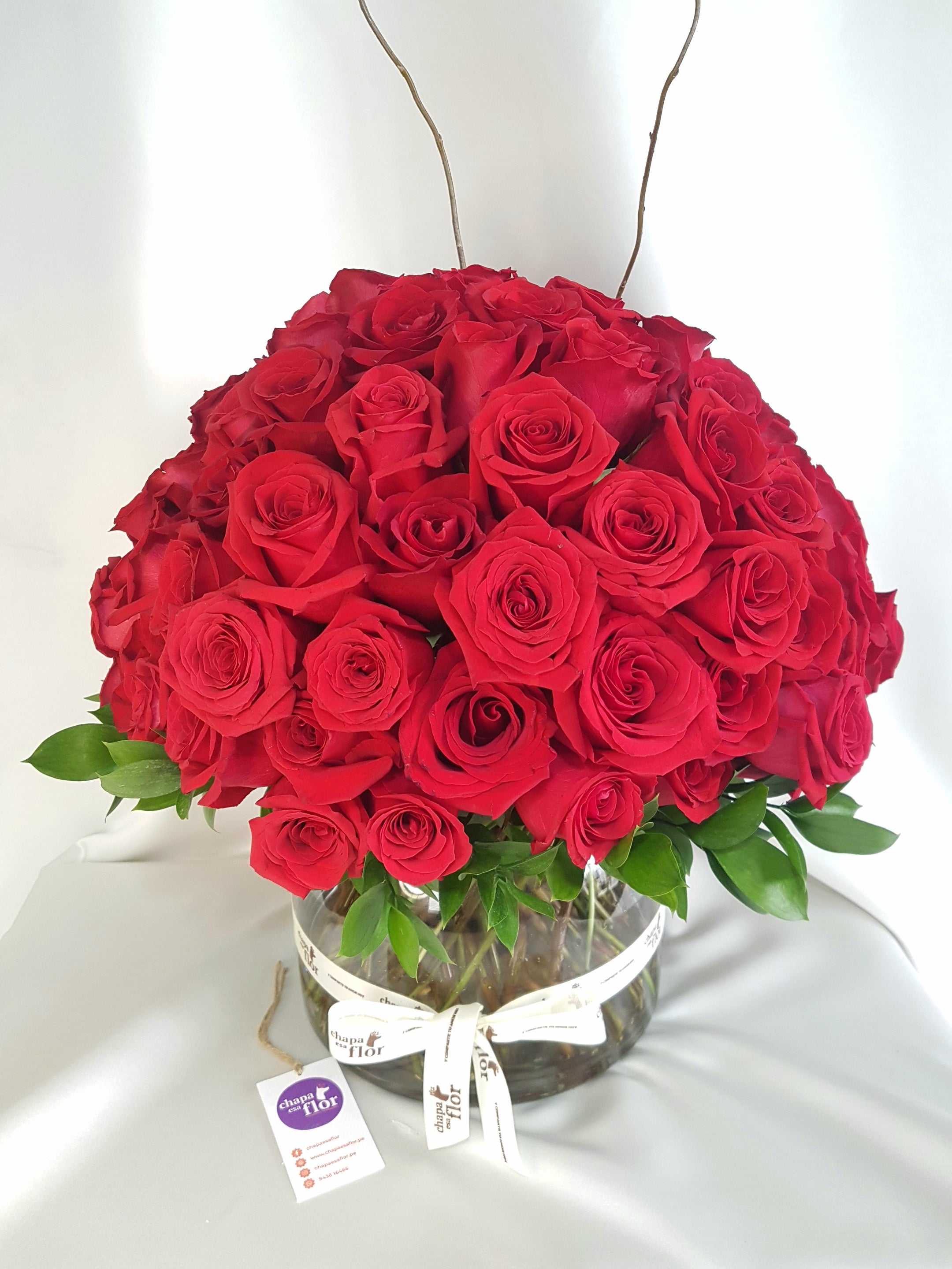 Arreglo con 50 rosas rojas – Chapa esa Flor